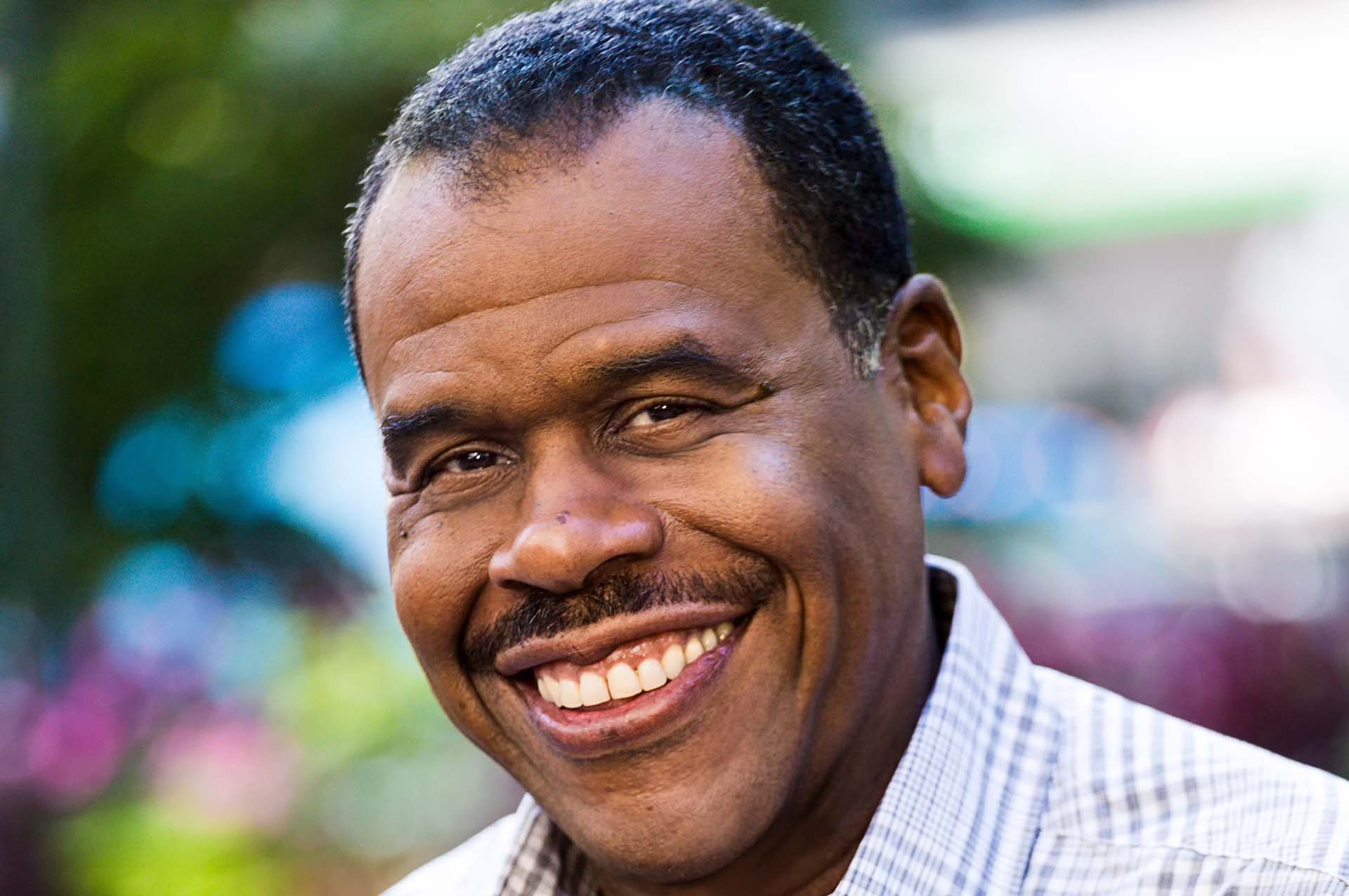 Actor-commercial-headshot-outdoor-NYC – Headshots NYC